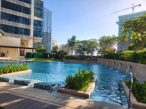 Cozy 1 BR Uptown Parksuites BGC Shopping Center with Parking and ...