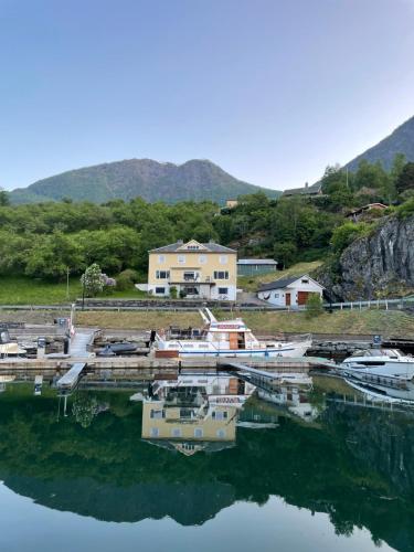 Svingen Guesthouse - Panoramic Fjord Views in Flåm, Flåm (updated ...