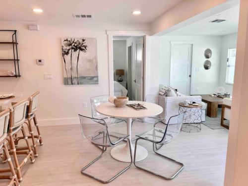 102nd Christina Jason Maria Moore Sand and Sea Pool Bungalow, Naples की ...