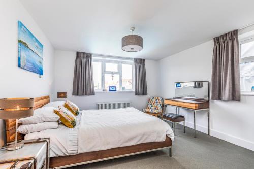 Beach house with Sea View & Pool, Southbourne (updated prices 2024)