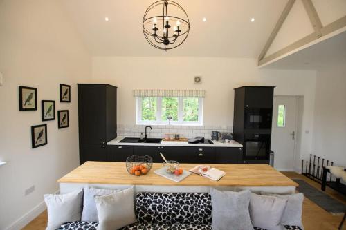 Luxury Barn Conversion with Hot Tub- 'Blackbird', Ab Lench (updated ...