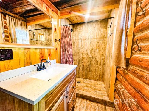 The John Wayne Cabin At Angel Valley Ranch, Duck Creek Village (updated ...