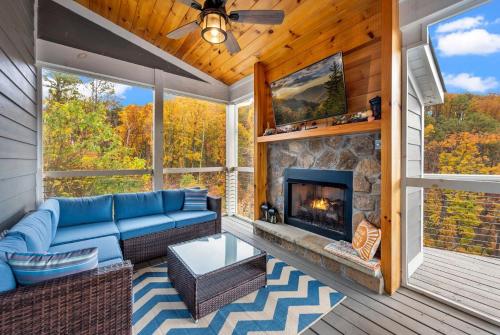 Starline Lodge - New Lux Cabin - Amazing Views, Hot tub, Grill ...
