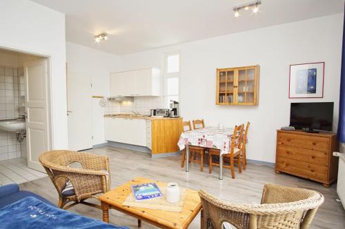 im Zentrum gelegenes 1-Raum-Apartment - Haus Rugier FeWo 02, Göhren ...