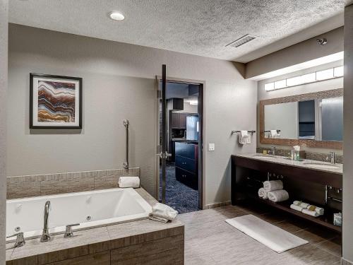 DoubleTree by Hilton Bloomington, Bloomington (updated prices 2024)