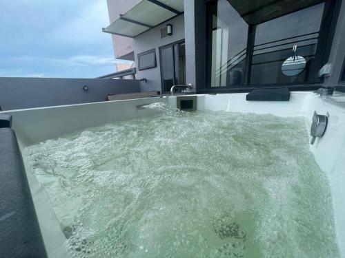 Imperio Residence Melaka - Private Jacuzzi with Seacityview stay with Wifi, Malacca (updated ...