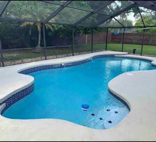 Lake Valrico's Camelot Court with HEATED POOL & access to private lake ...