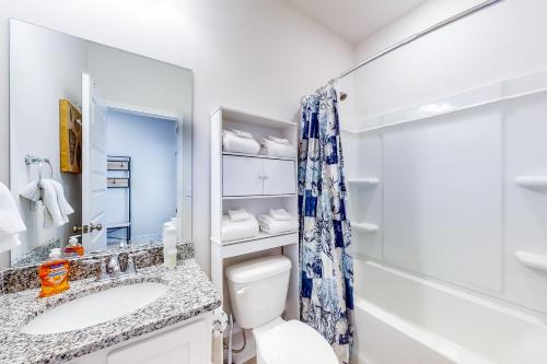 WindMark Beach Sharktooth Treasures, Highland View (updated prices 2024)