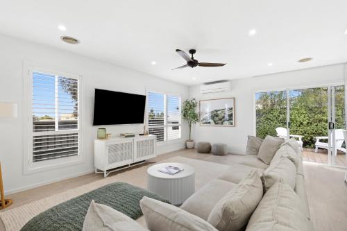 Hamptons Escape - Sleeps 9, Torquay (updated prices 2026)