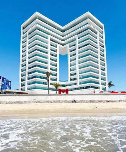Condominio torre EME frente al malecón vista a la ciudad con alberca y ...