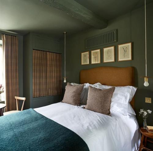 Dusk at The Sun Inn Felmersham, Sharnbrook (updated prices 2024)