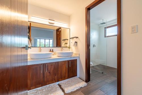 Conch Shell Cottage and The PoolClub at Mahogany Bay!, San Pedro ...