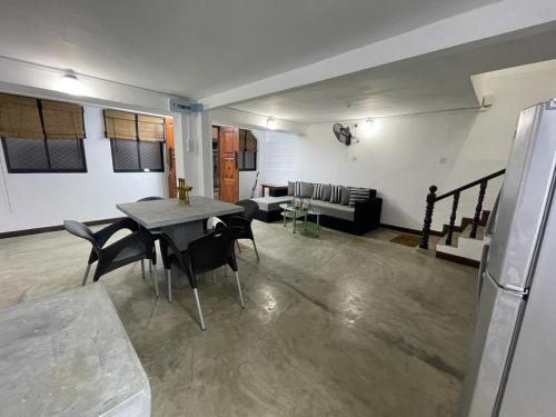 Leo's Home Bamba (Colombo 4), Bambalapitiya (updated prices 2024)