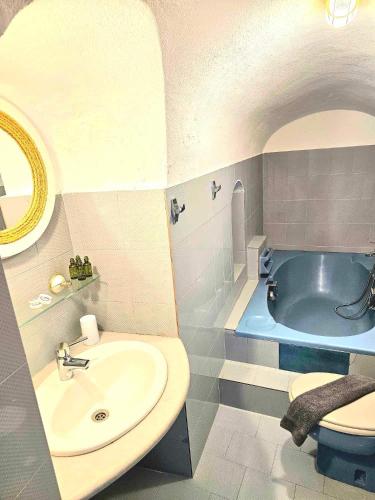 Amphitheater Cave Houses, Fira (precios actualizados 2025)