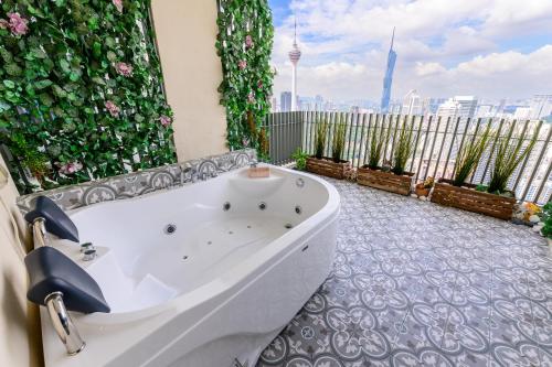 Penthouse Sky Jacuzzi At KLCC, Kuala Lumpur (updated prices 2024)