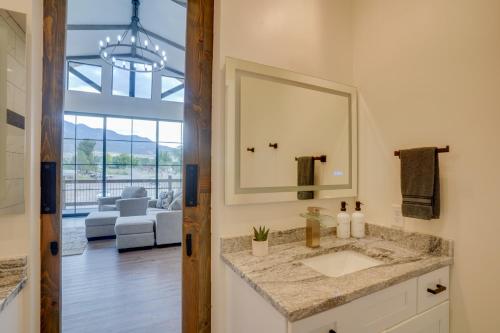 Chic Utah Getaway with Fireplace, Sauna and 2 Decks!, Richfield ...