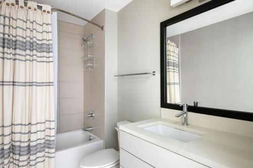 Navy Yard jr 1br w ev charging gym nr sports WDC-718, वाशिंगटन की (2026 ...