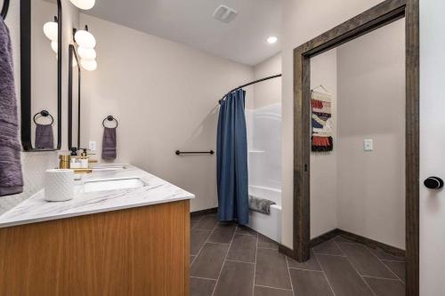 BRAND NEW! FREE amenities and a Gorgeous Lakefront Luxury Cabin with 2 ...