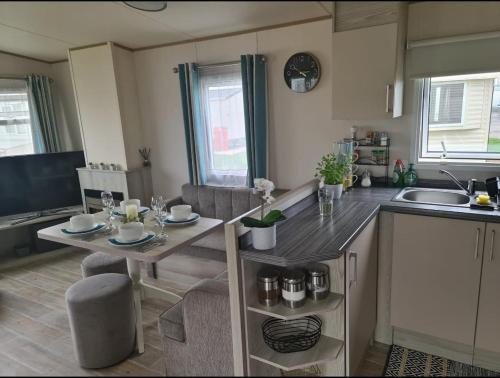 Delux Caravan - 29 Beach Walk, Jaywick Sands (updated prices 2024)