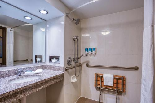 Drury Inn & Suites St. Louis - Fairview Heights, Fairview Heights ...