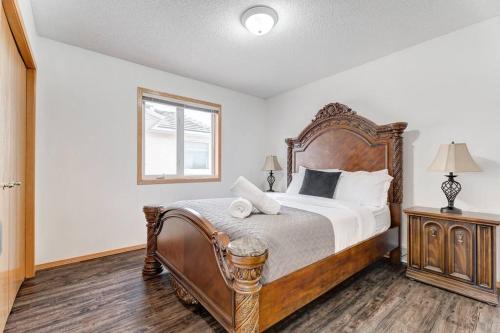 Coral Springs Lakefront Retreat, Calgary (updated prices 2024)