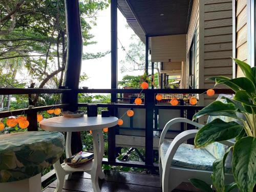 Splendid house with AC by the sea, Mae Haad (updated prices 2024)