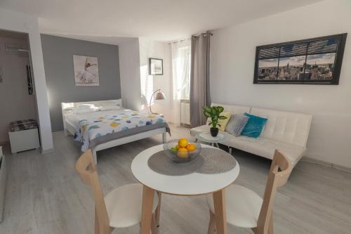 AC and Fast Wifi Modern Big Studio Apartment Emilii Plater 55, Warsaw ...