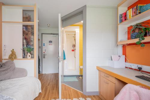 Queens's University Elms BT9, Belfast (updated prices 2025)