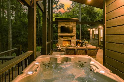 New Modern Farmhouse w Jacuzzi BBQ Arcade, Broken Bow – Updated 2024 Prices