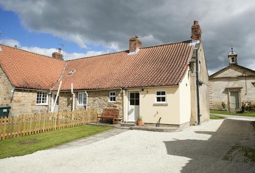 Librarian's Cottage at Castle Howard, Coneysthorpe (updated prices 2024)