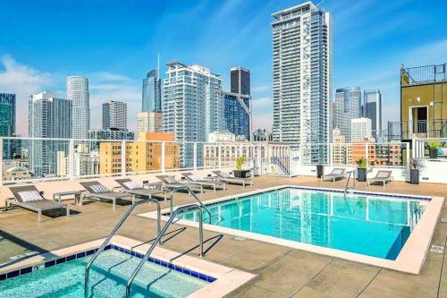 Modern Loft in DTLA - Rooftop Pool & Free Parking!, Los Angeles ...