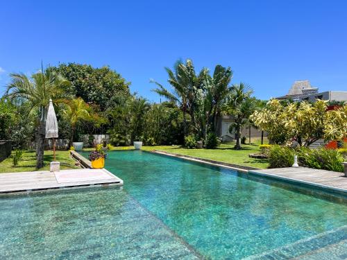 Love Room with Infinity Pool in Tropical Garden, Petit Raffray (updated ...