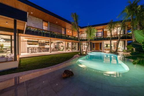 Villa Coco Bay - Iconic 8BR Tropical Villa Next to the Beach, Canggu ...