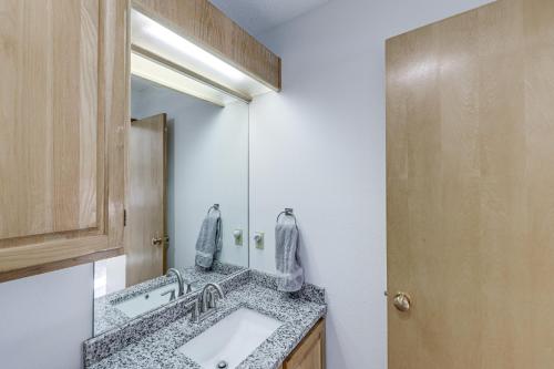 Angel Fire Resort Condo, 400 Feet to Chile Express, Angel Fire की (2026 ...