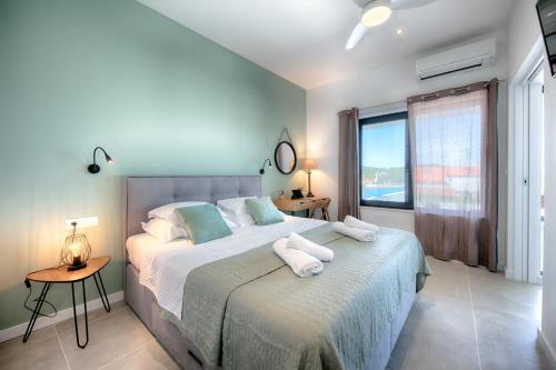 The Pool House Vis, Vis (updated prices 2024)