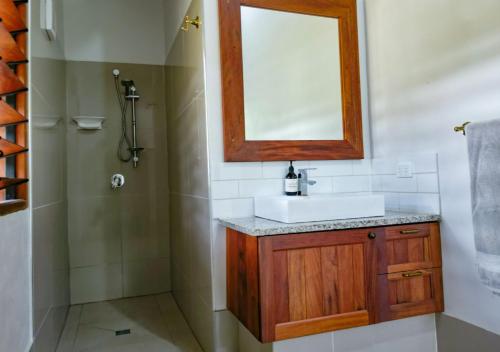 Emotu Bay Lodge, Moso Island (updated prices 2024)