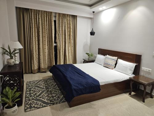 South delhi Monument View by Maple Key Stays - 3BHK & Terrace, New ...