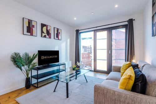 Axium City Suite , Steps from Station, Superfast Wi-Fi, Up to 6 Guests ...