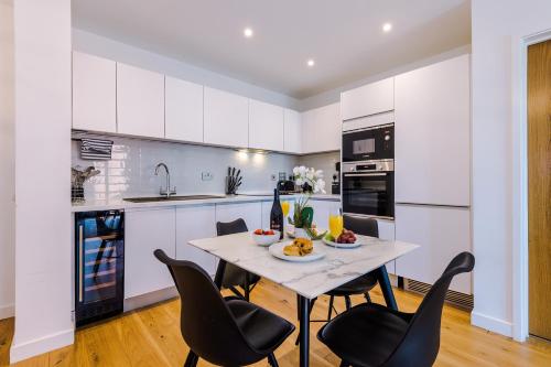 Axium City Suite , Steps from Station, Superfast Wi-Fi, Up to 6 Guests ...