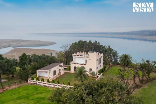 StayVista's Lake Pearl Serenity - Riverside, Mountain-View Villa with ...
