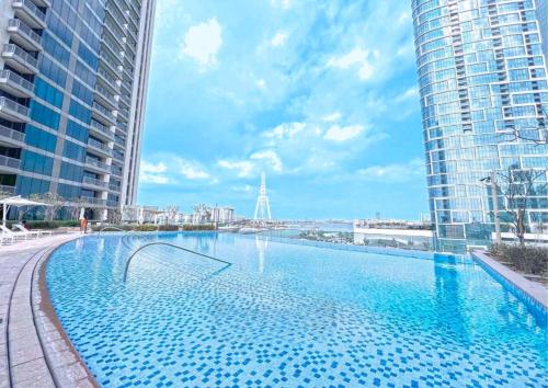 Luxurious Marina & Sea views 1BR near Blue Waters Dubai Marina By Maxx ...