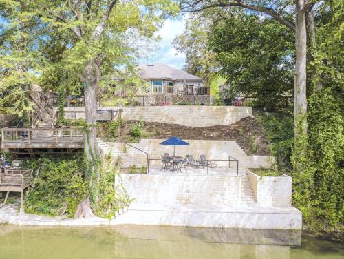 Reel Simple- Guadalupe Riverfront with hot tub, come and relax!, Canyon ...