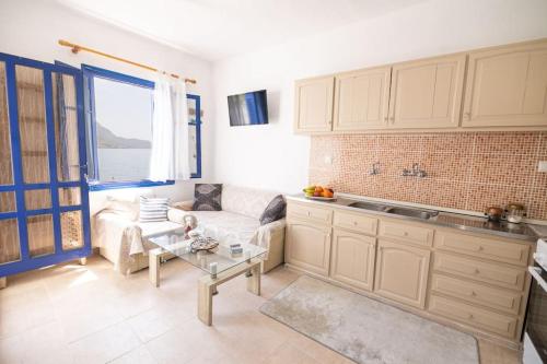 Beachfront Lovely Small House on the Sea, Paránimfoi (updated prices 2024)