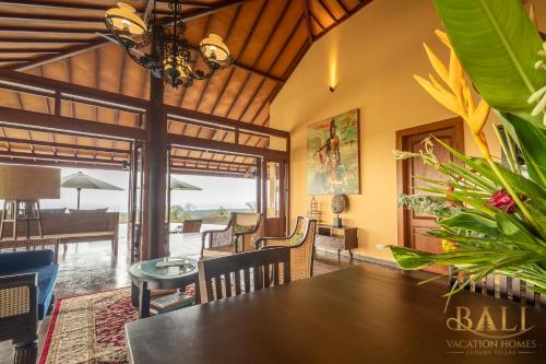 Villa Asem Kembar-Breathtaking Clifftop Luxury Honeymoon Villa!, Lovina ...