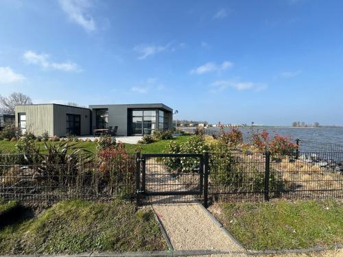 Enkhuizer Strand Chalet IJsselmeerstrand Erste Reihe mit Zaun Hausnr ...