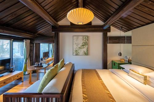 Beijing Le Zai Nan Luo Gu Xiang Wang Fu Jing Forbidden City Courtyard ...