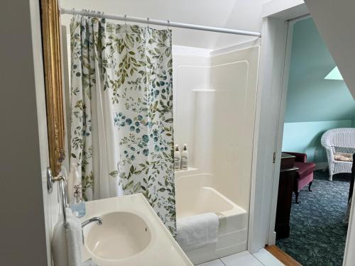 The Wen Inn - Private Getaway in Historic Hotel, Peterson (updated ...