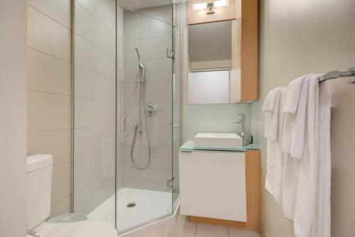 Metropolis Loft - CN Tower, Toronto (updated prices 2025)
