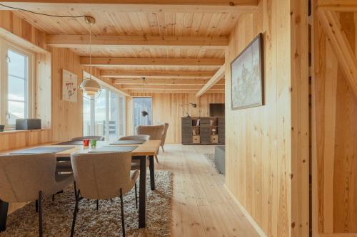 Seaside Escape - 2 Bedroom Home with Stunning Views, Velbastaður ...