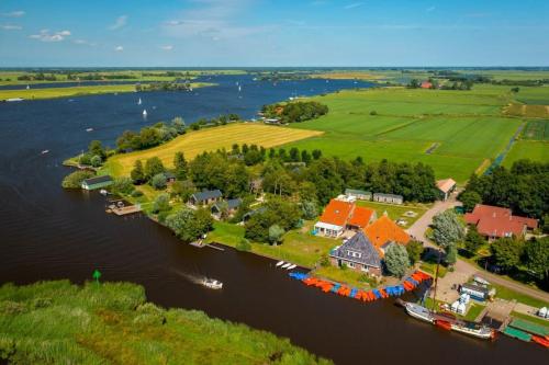 Groepsaccommodatie 'Jister' aan open vaarwater in Friesland, Nes ...
